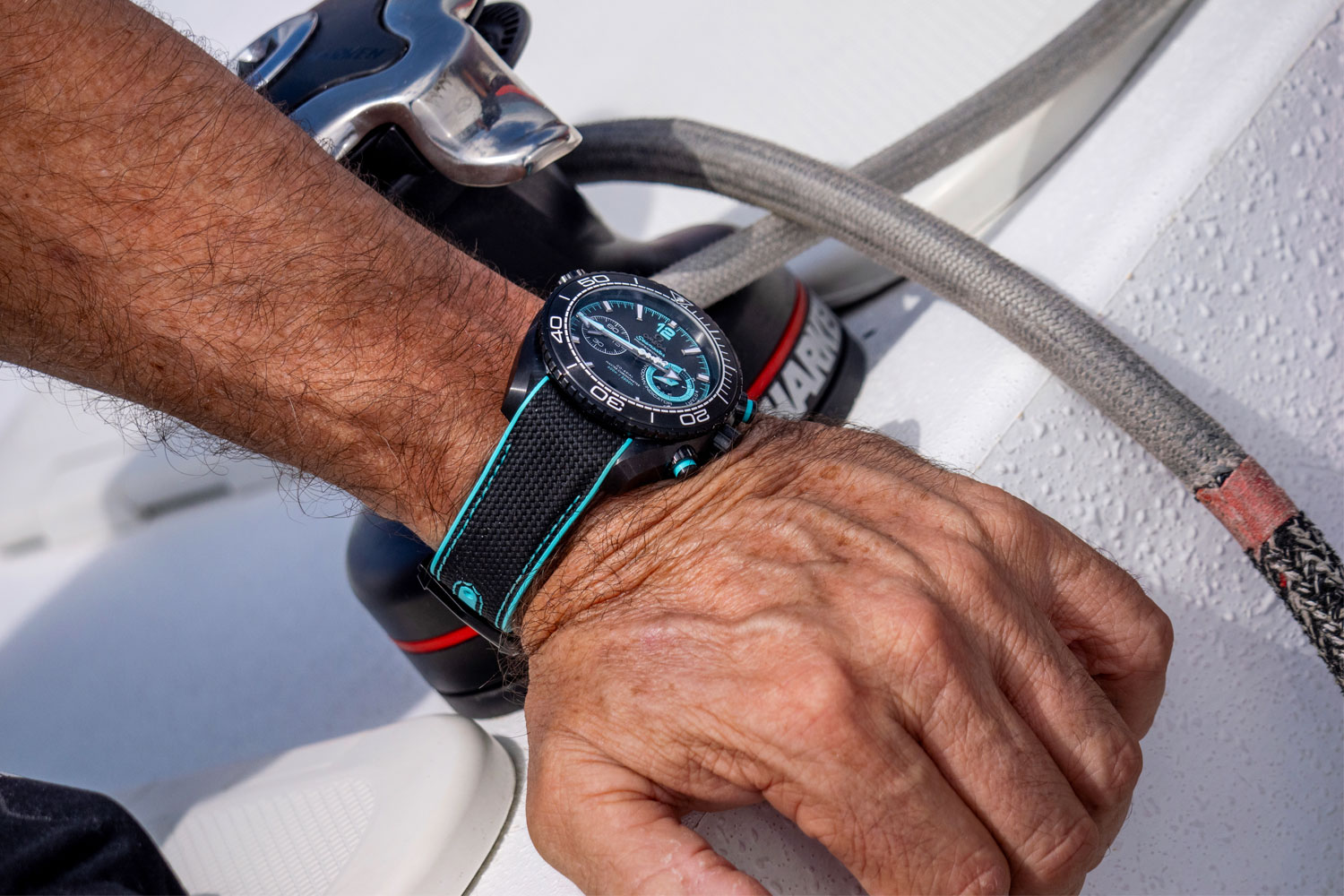 Die neue „Seamaster“ von Omega ist eine Hommage an das Emirates Team ...
